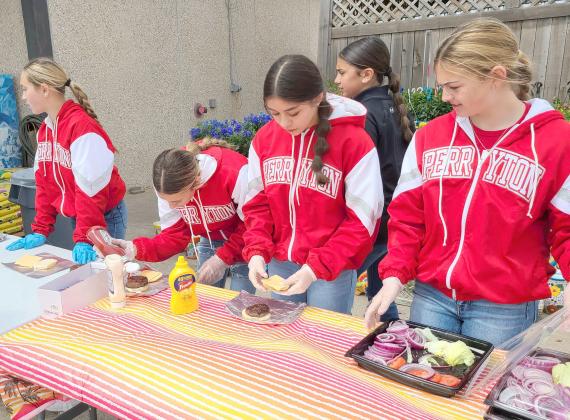PJH CHEERLEADERS HOLD BURGER FUNDRAISER | Perryton Herald